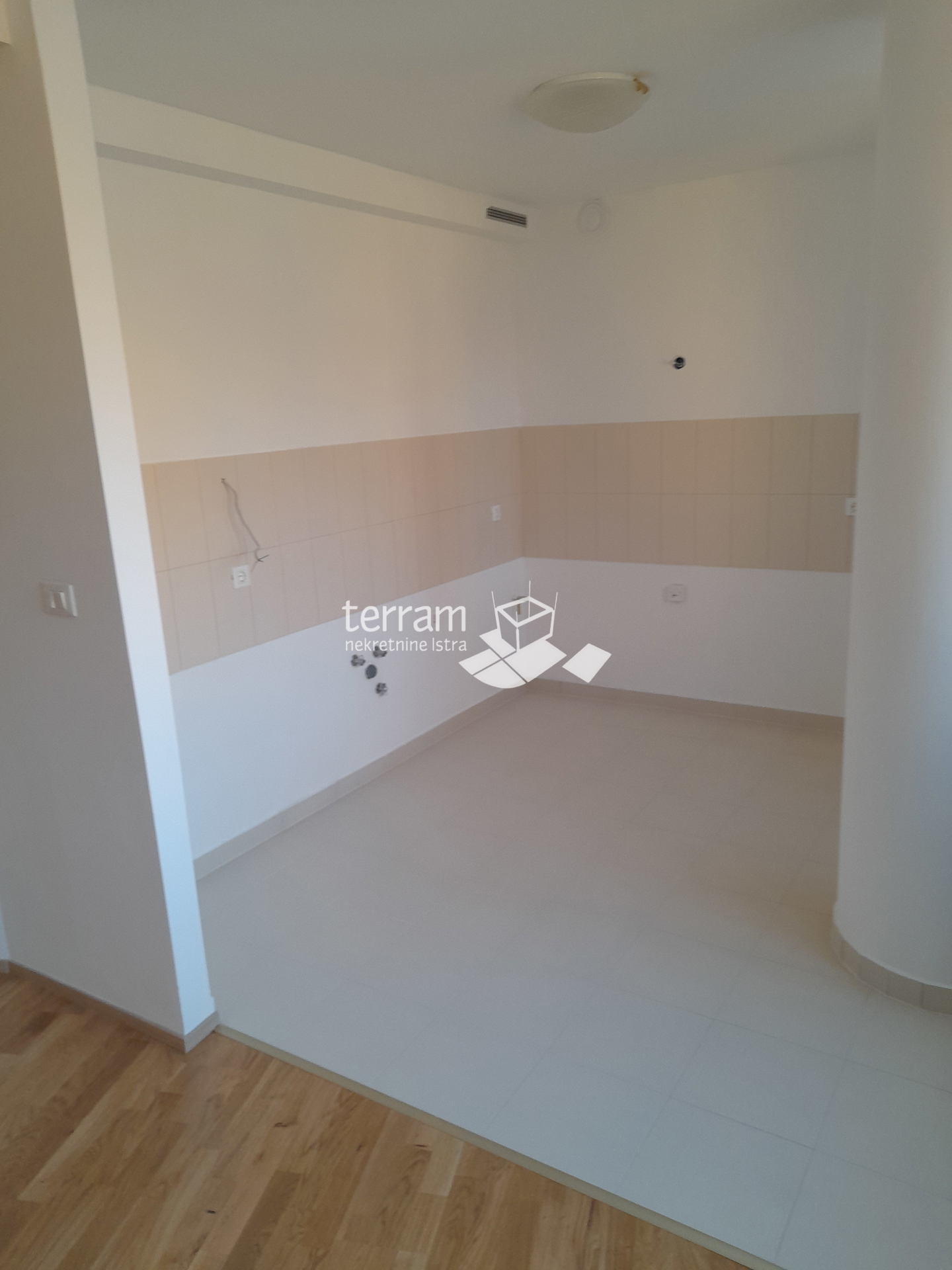 Istra, Pula, Centar, stan 88,07m2, 2SS+DB, prvi kat, lift, garaža, # ...